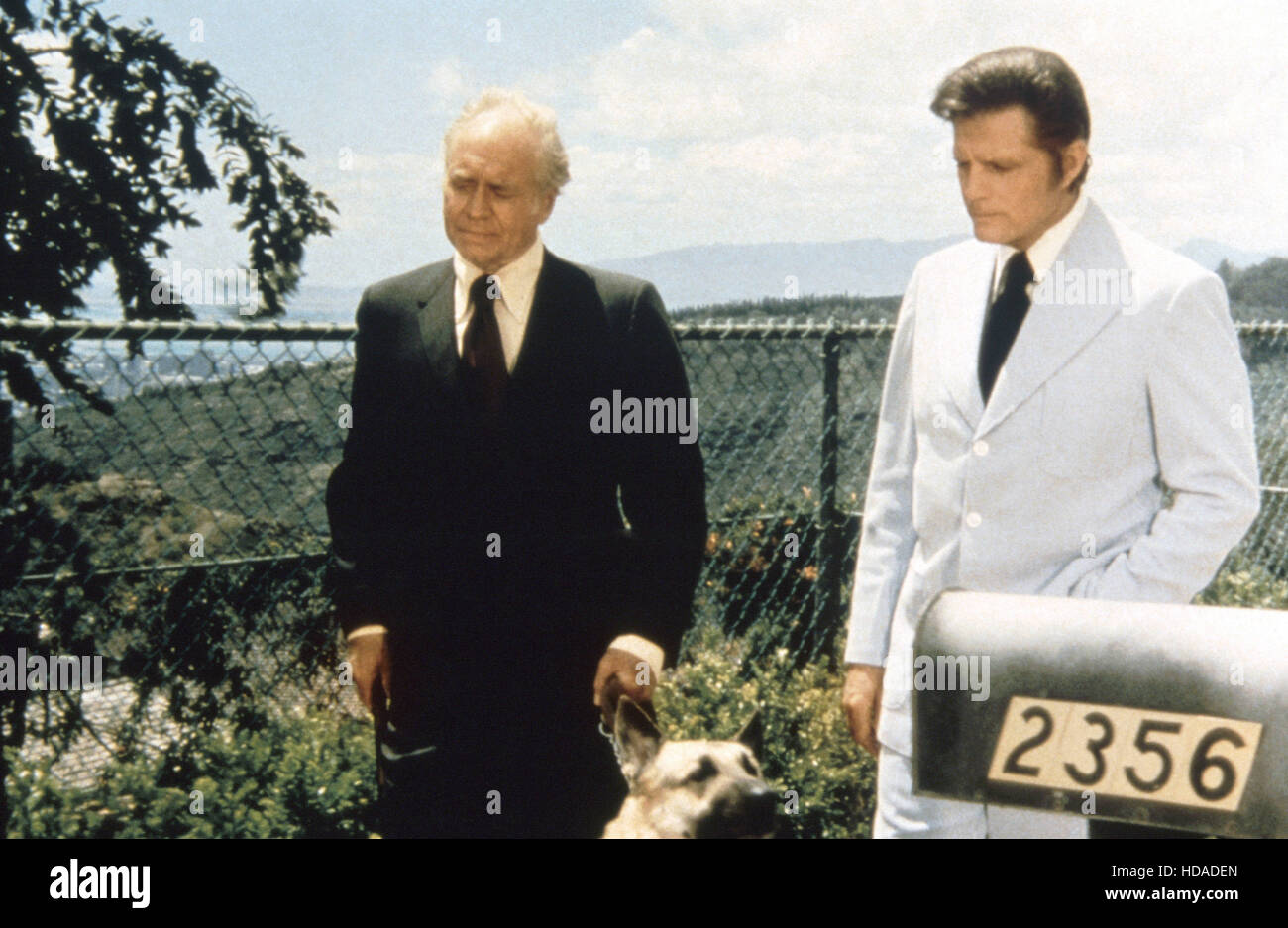 HAWAII FIVE-O, (von links): Lyle Bettger, Jack Lord, "Lassen Death Do ...