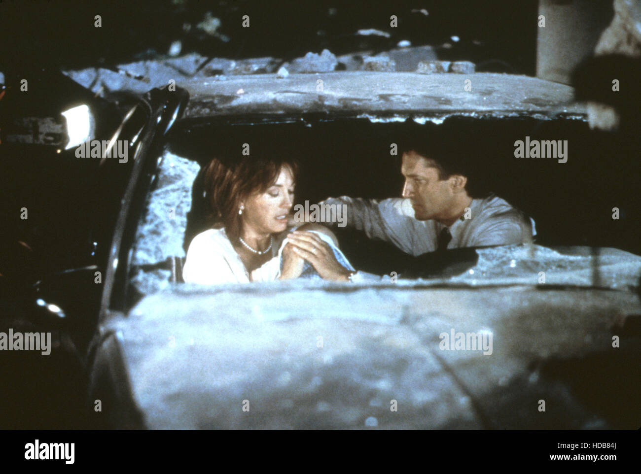 SUNSET BEACH (v.l.): Lesley-Anne Down, Sam Behrens (Staffel 1), 1997-99 ...