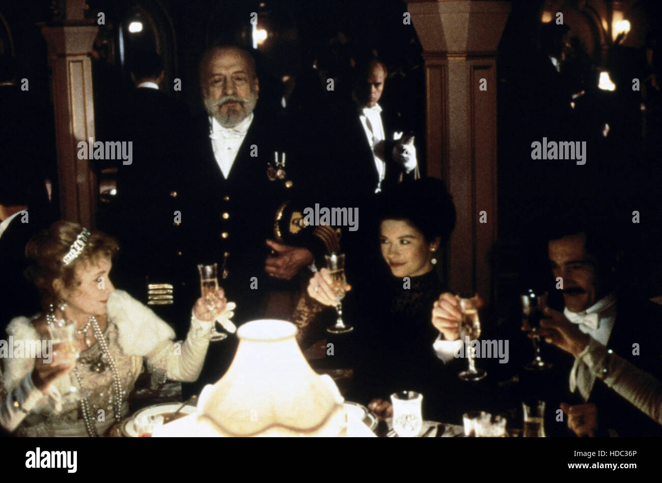 TITANIC, (von links): Eva Marie Saint, George C. Scott, Catherine Zeta ...
