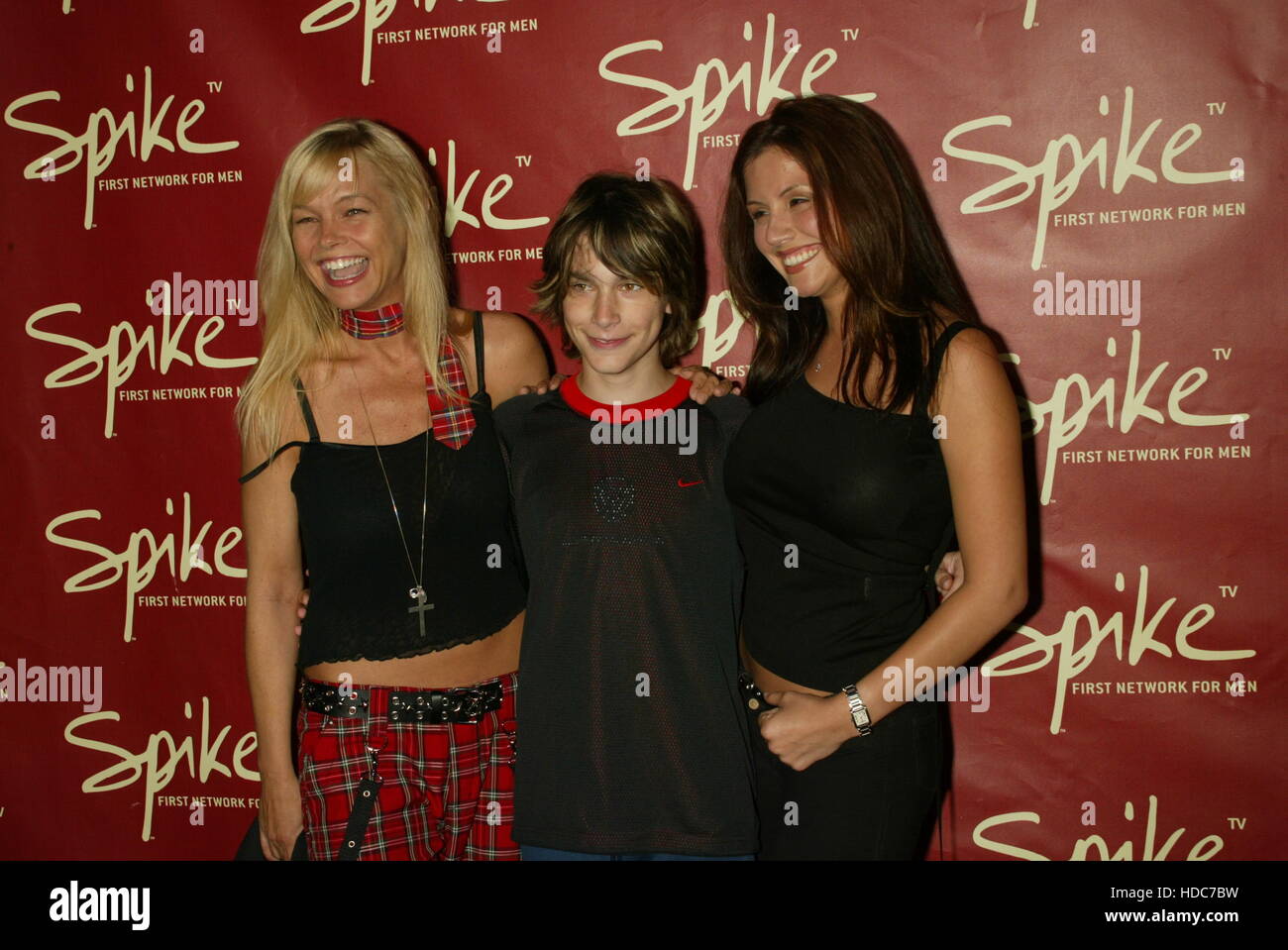 JULIE MCCULLOUGH, PENNELOPE JIMINEZ UND MARSTON HEFNER kommt an der ...