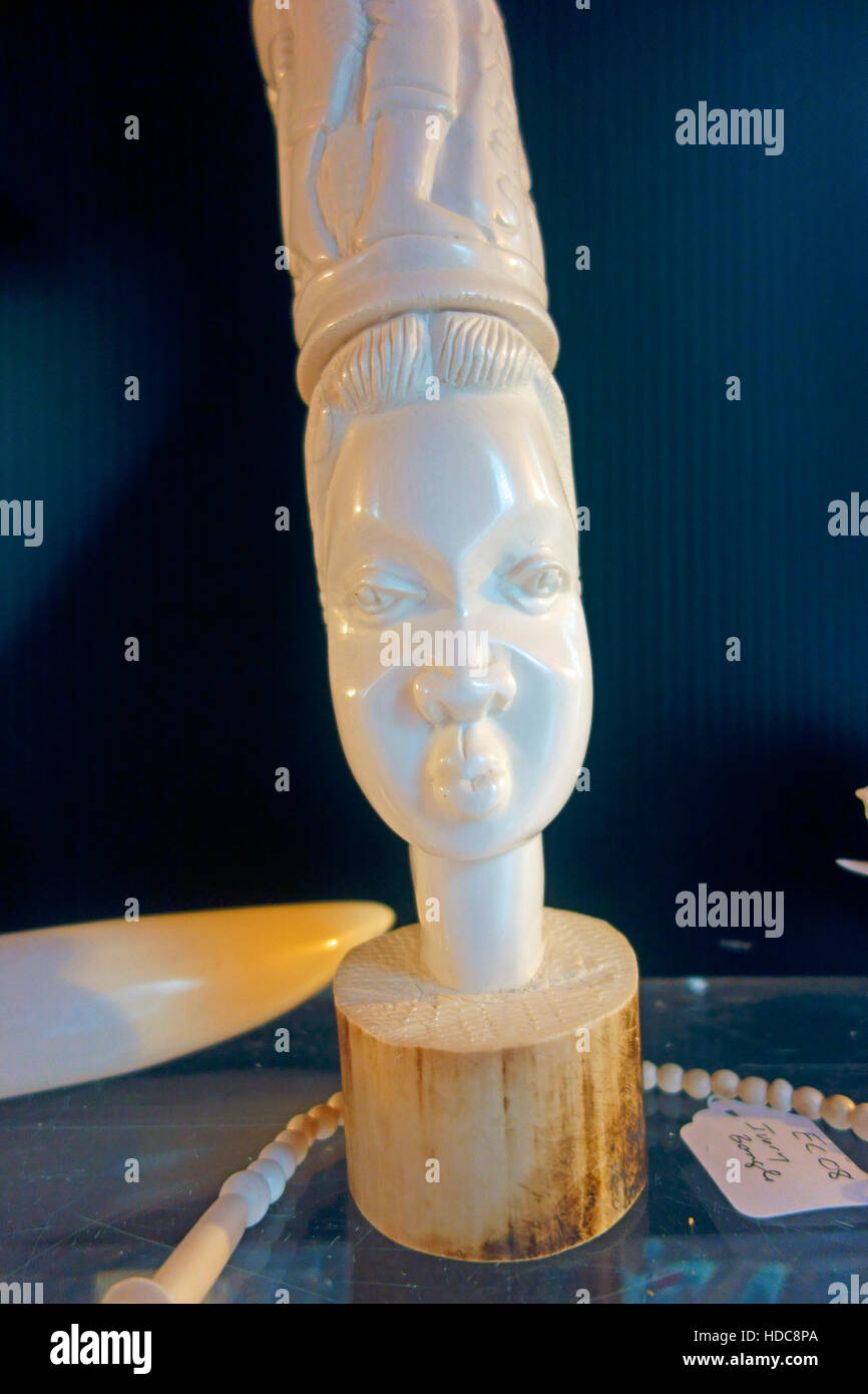 Elfenbein schnitzerei -Fotos und -Bildmaterial in hoher Auflösung – Alamy