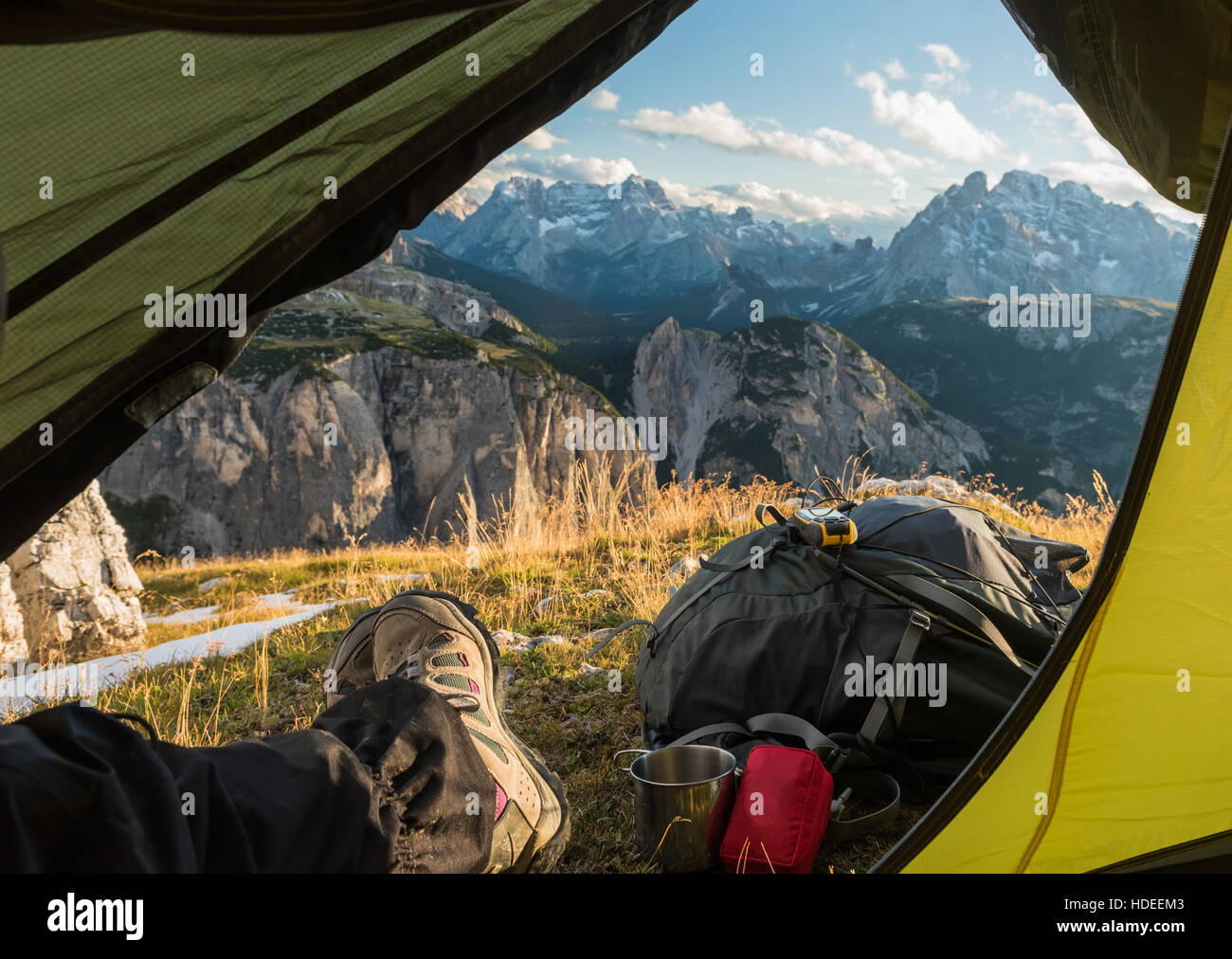 Hier der blick auf das zelt -Fotos und -Bildmaterial in hoher Auflösung ...