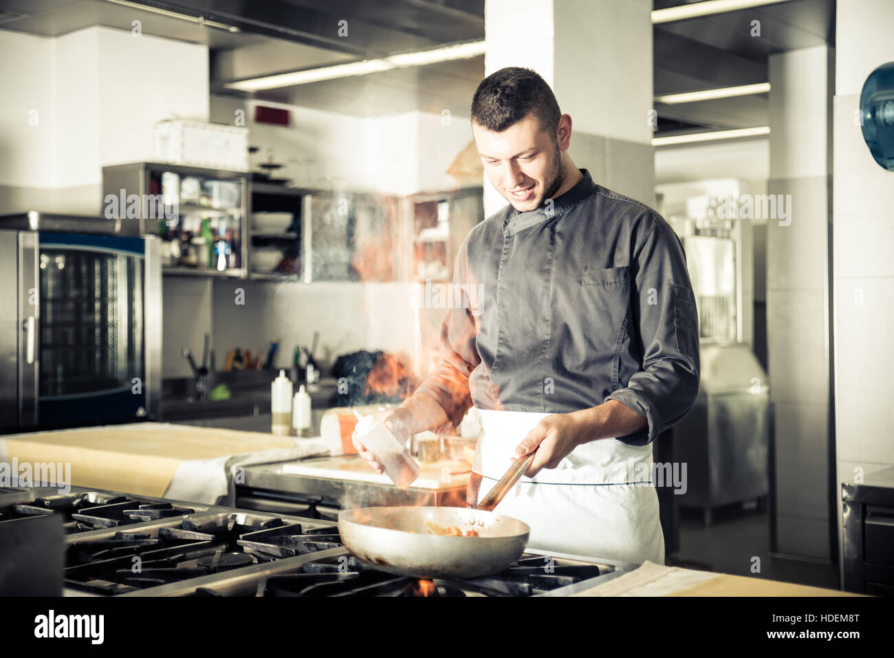 Küchenchef im Hotel oder Restaurant Küche arbeiten und Kochen - Koch in ...