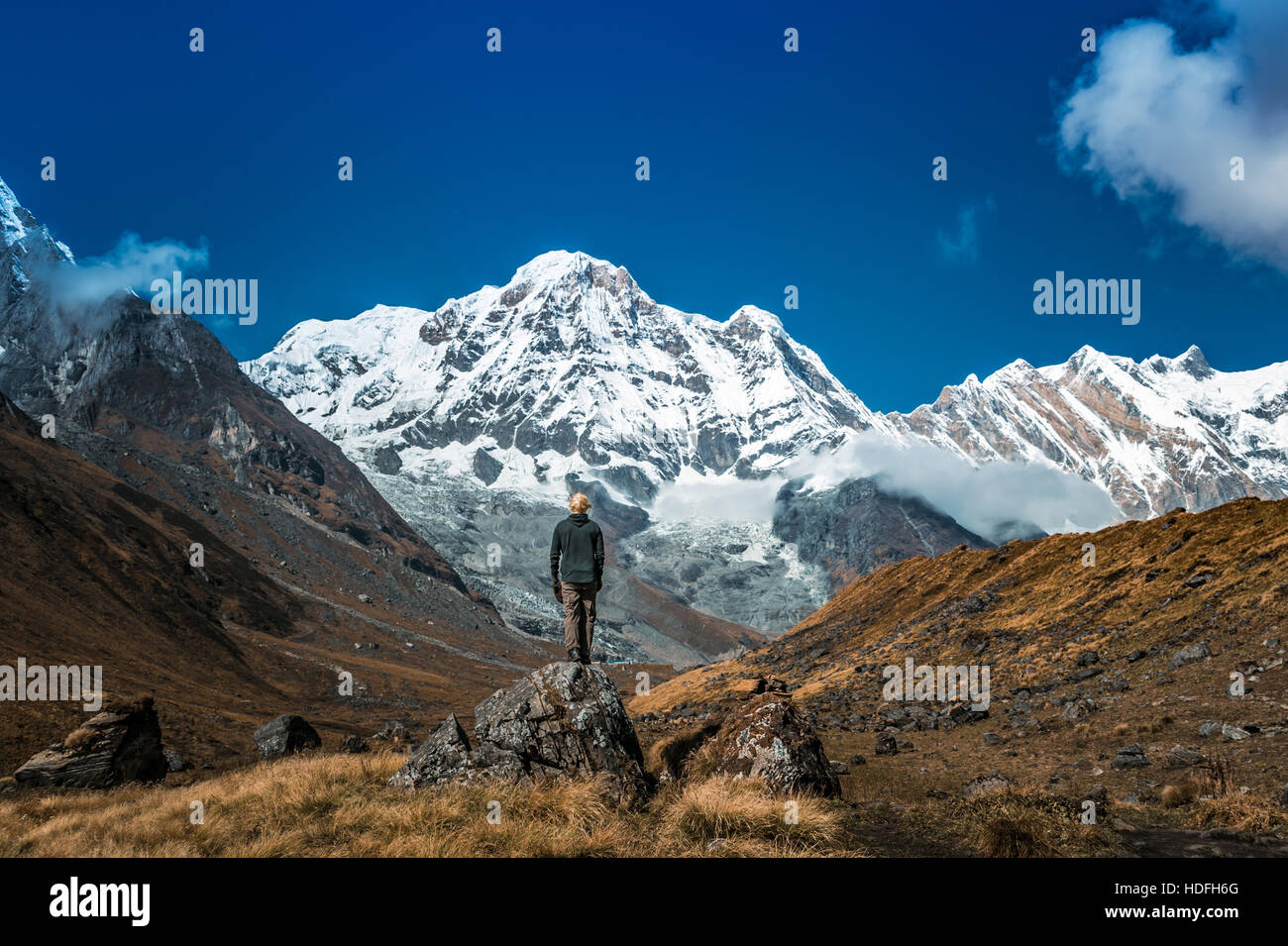Allein in den bergen -Fotos und -Bildmaterial in hoher Auflösung – Alamy