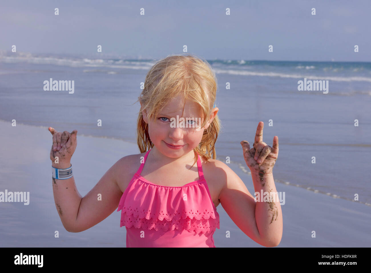 Kleines mädchen am baden strand -Fotos und -Bildmaterial in hoher ...