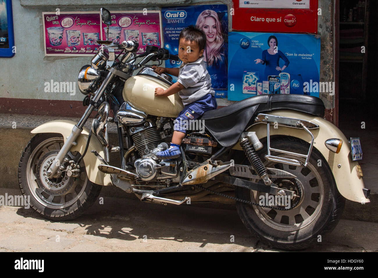 Junge auf dem motorrad -Fotos und -Bildmaterial in hoher Auflösung – Alamy
