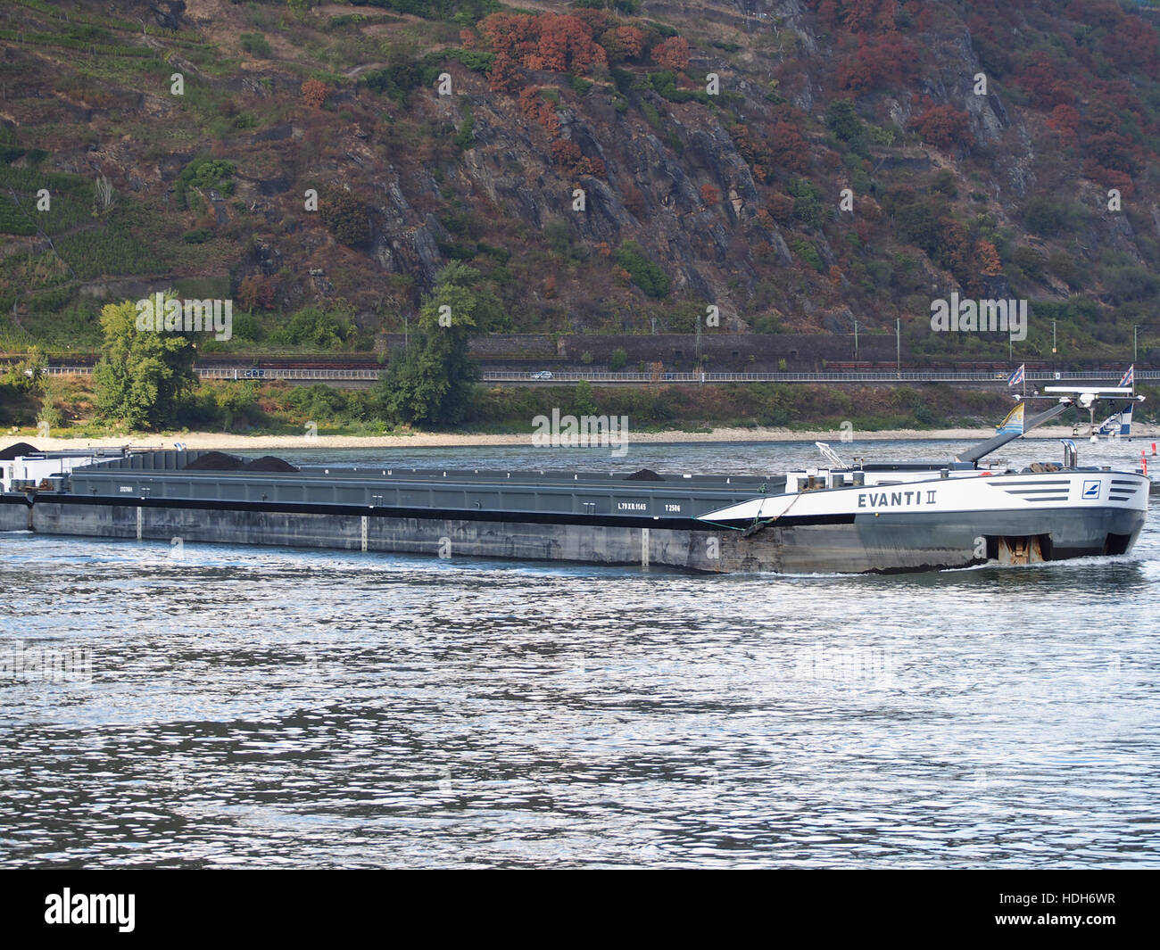 Das Bild zeigt ein Schiff, das auf dem Rhein navigiert, einer wichtigen ...