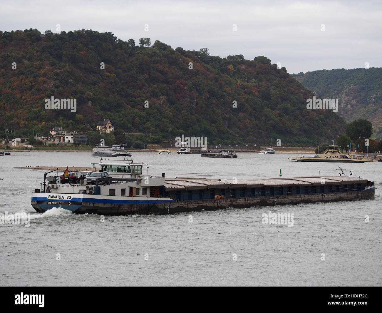 Dieses Schiff, das den Rhein entlang fährt, ist ein Beispiel für das ...
