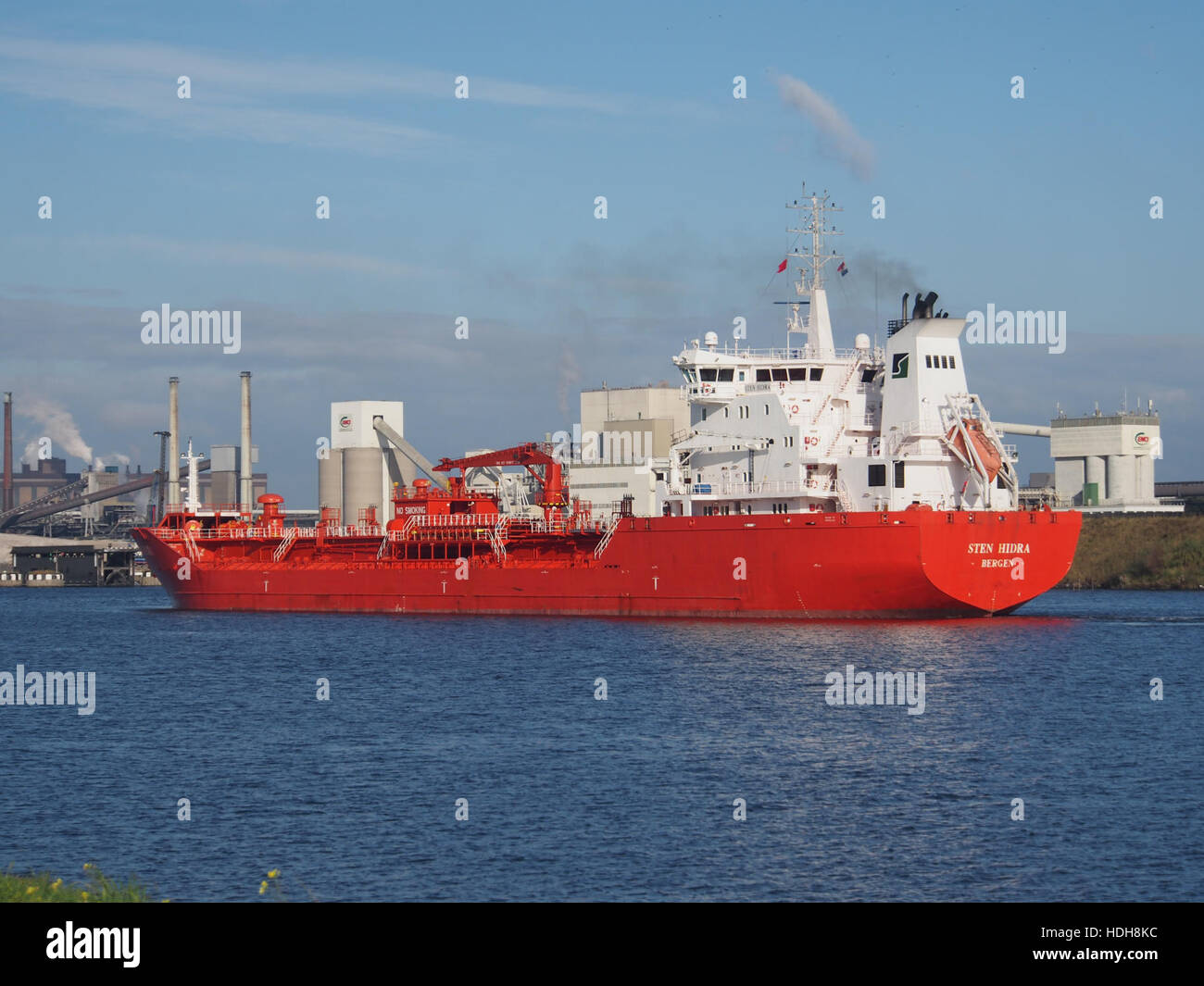 Die Sten Hidra, ein modernes Frachtschiff, wird 2007 im Hafen von ...