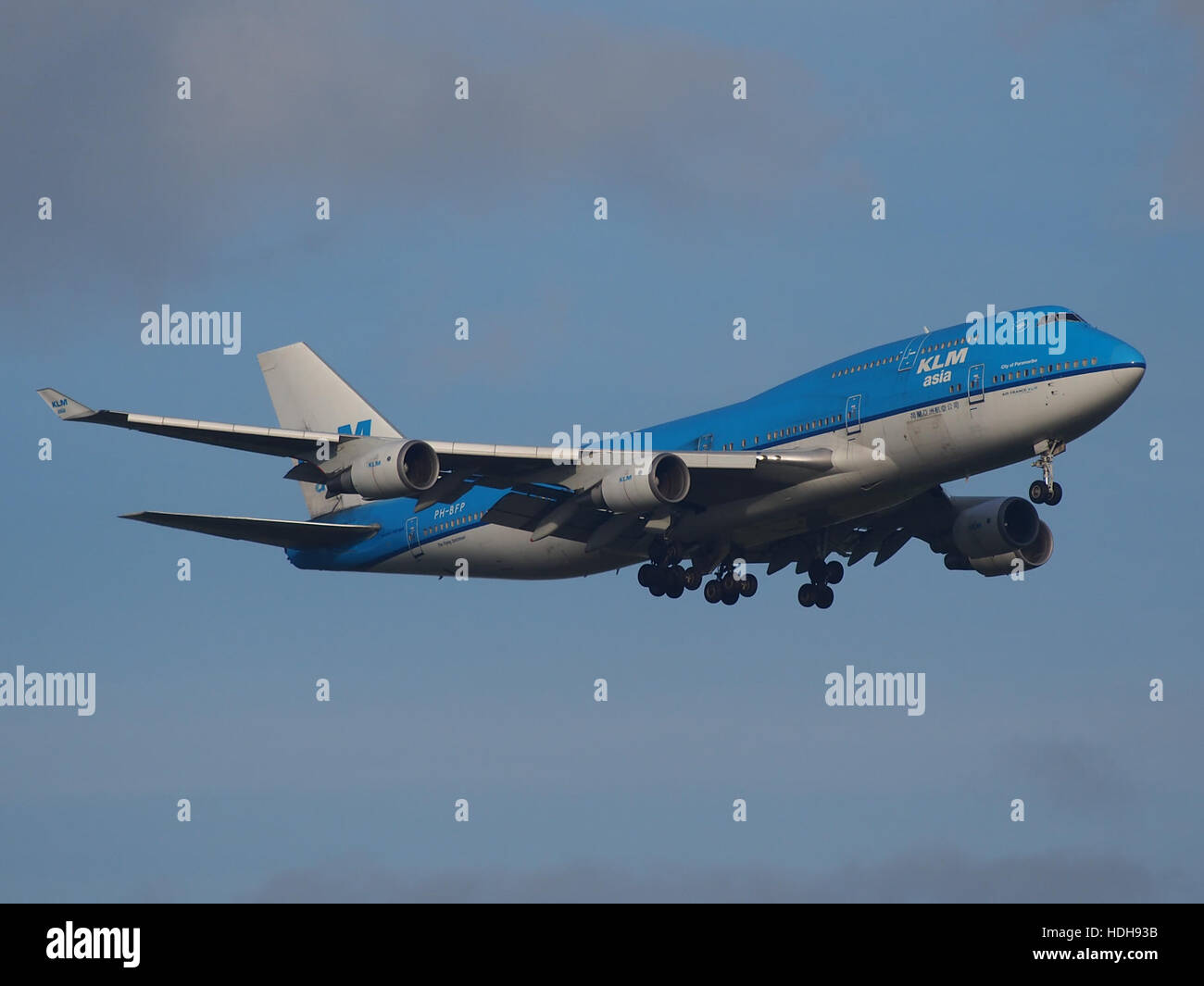 PH-BFP, eine Boeing 737, wird auf der Landebahn 18R auf dem Flughafen ...