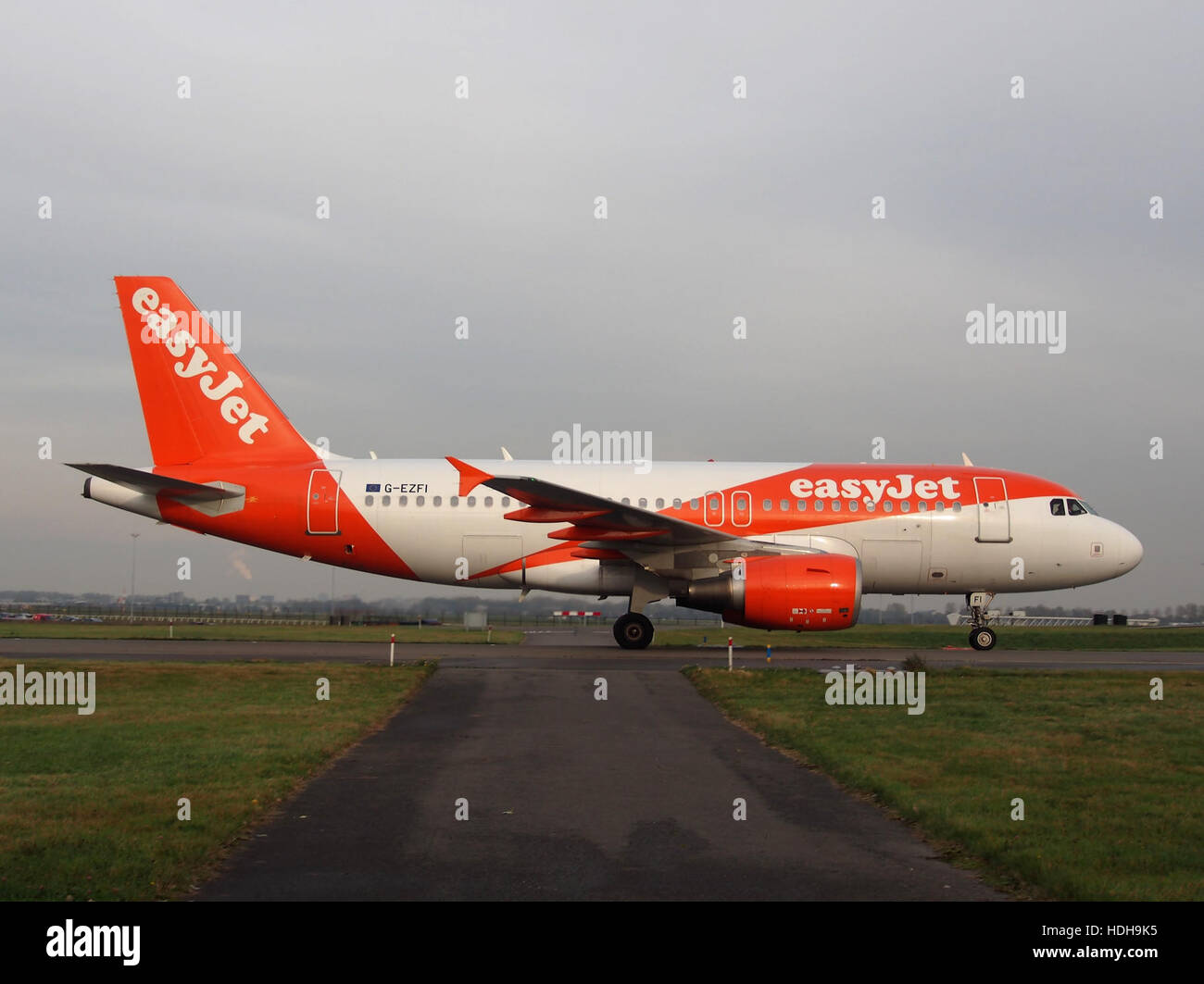 Flugzeug easyjet auf der landebahn nach der landung -Fotos und ...