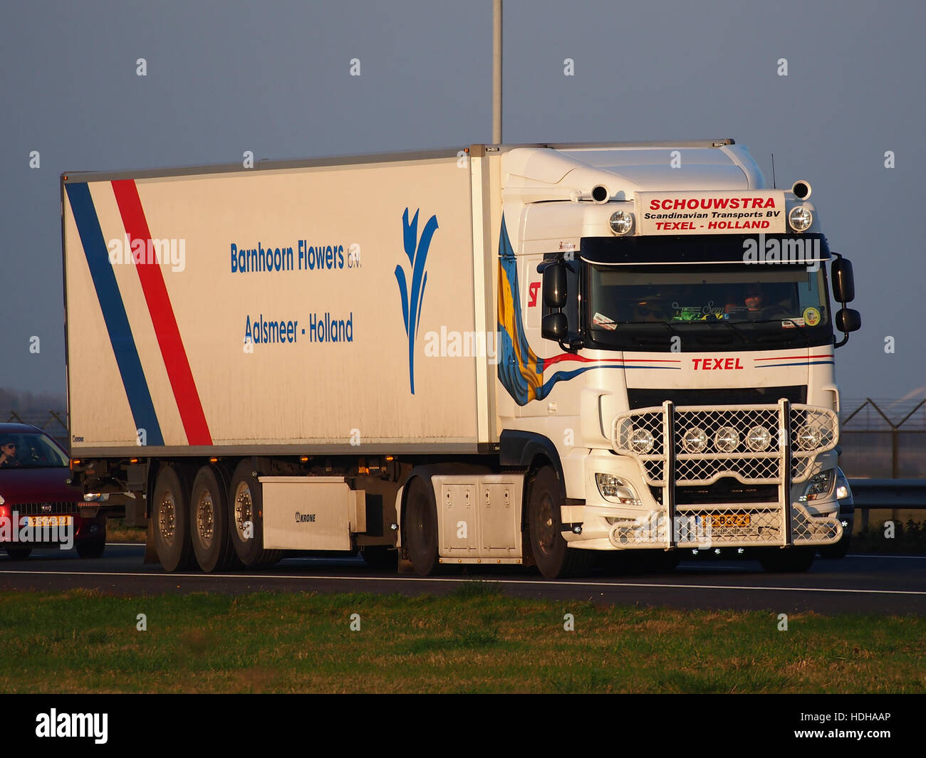 Blumen lkw -Fotos und -Bildmaterial in hoher Auflösung – Alamy