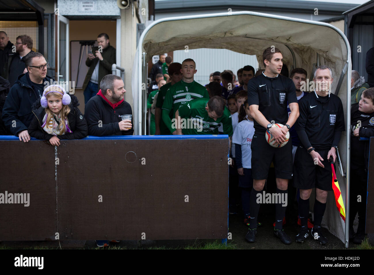Die Teams warten auf das Feld im Stadium Delta Taxis, Bootle ...