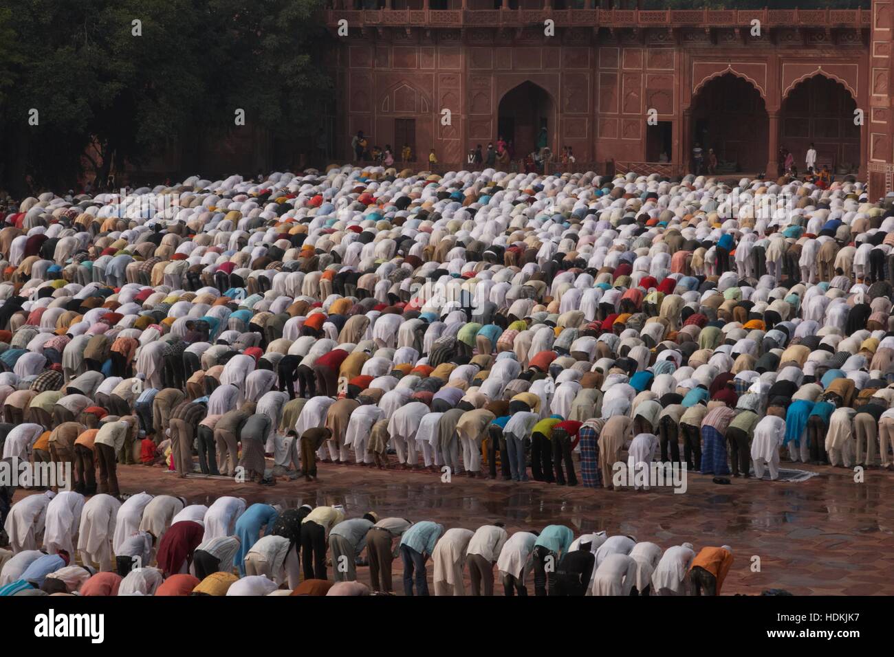 Tausende von Menschen versammeln sich vor der Moschee am Taj Mahal, das ...
