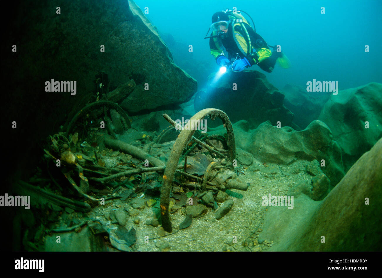 Taucher und Wrack in Enns Fluss, Kastenreith, Ober-Österreich, Europa ...