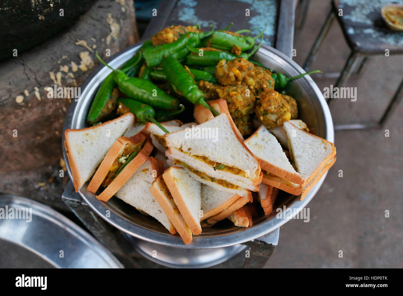 Indisches frittiertes brot -Fotos und -Bildmaterial in hoher Auflösung ...