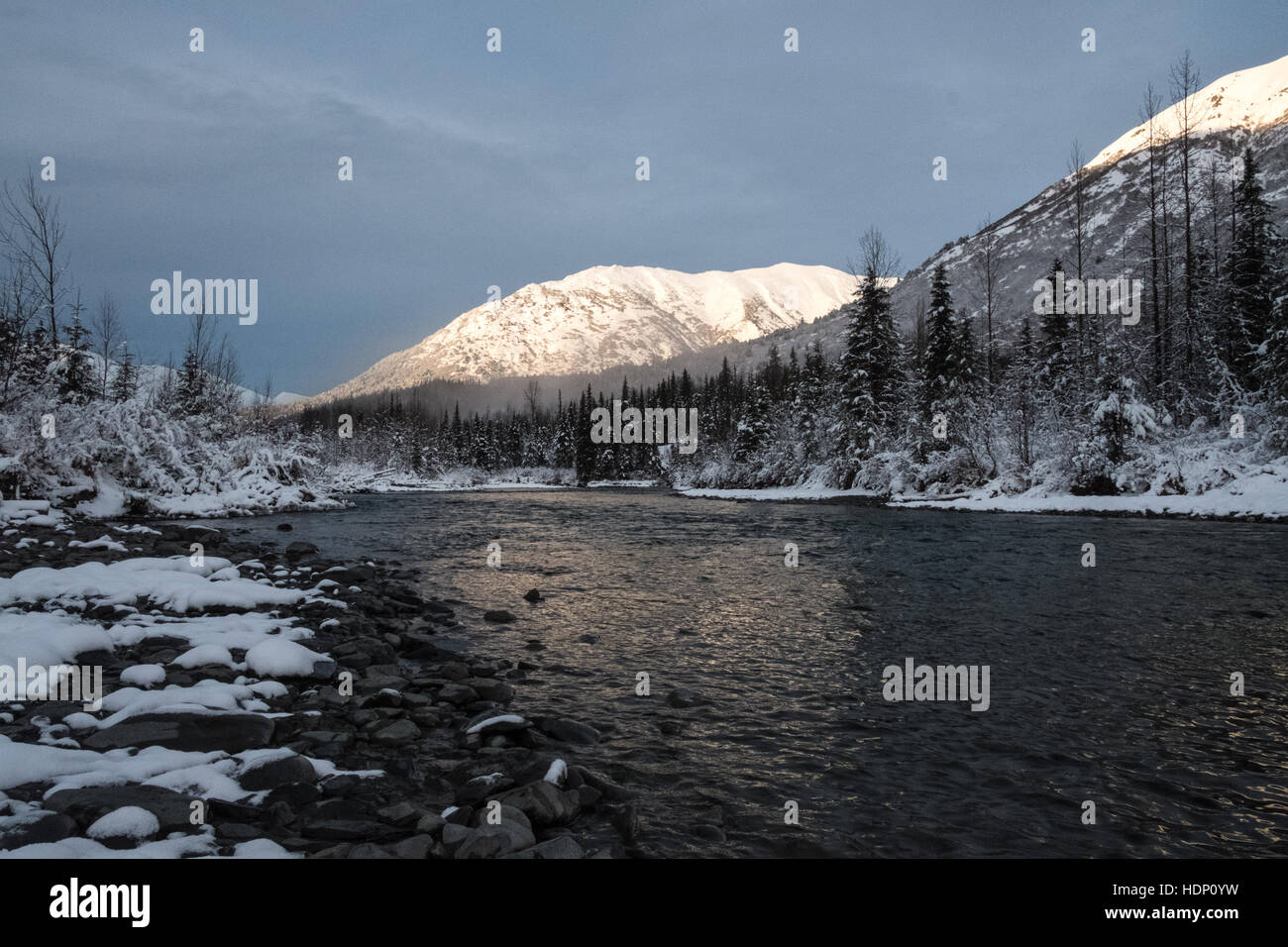 Fluss mit bergen -Fotos und -Bildmaterial in hoher Auflösung – Alamy