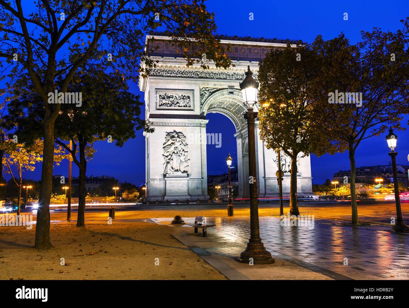 Der Triumphbogen (Arc de Triomphe) in Paris, Frankreich in der Nacht ...