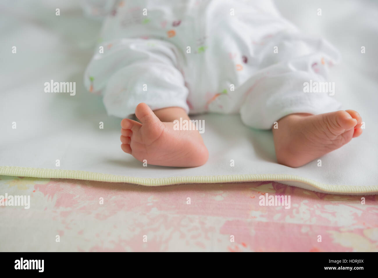 Babyfuß oben -Fotos und -Bildmaterial in hoher Auflösung – Alamy