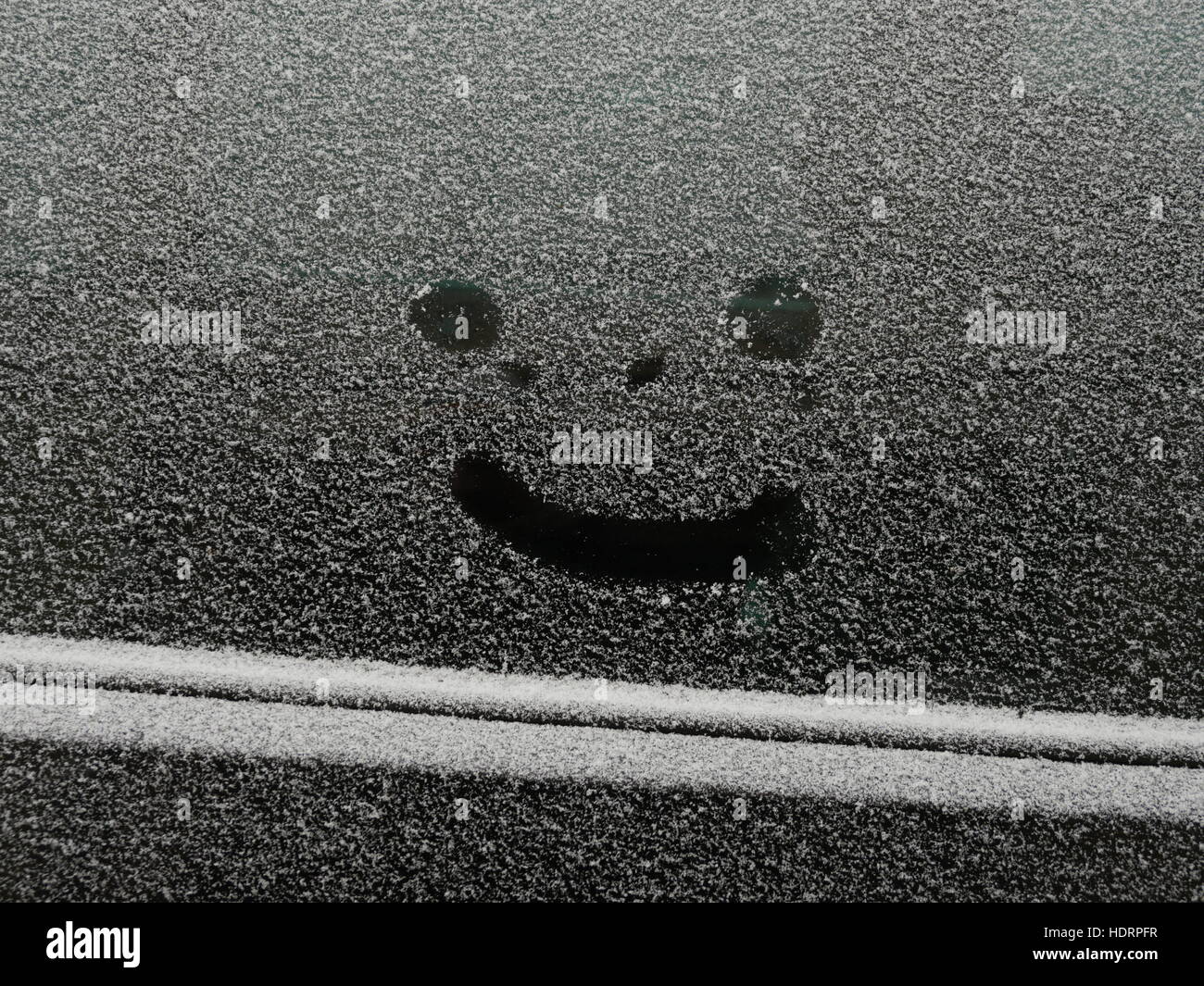 Smiley im winter -Fotos und -Bildmaterial in hoher Auflösung – Alamy