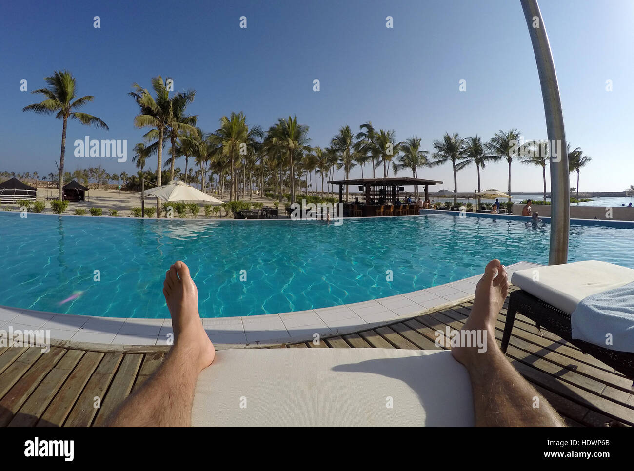 Man Chilling In Swimming Pool Stockfotos und -bilder Kaufen - Alamy