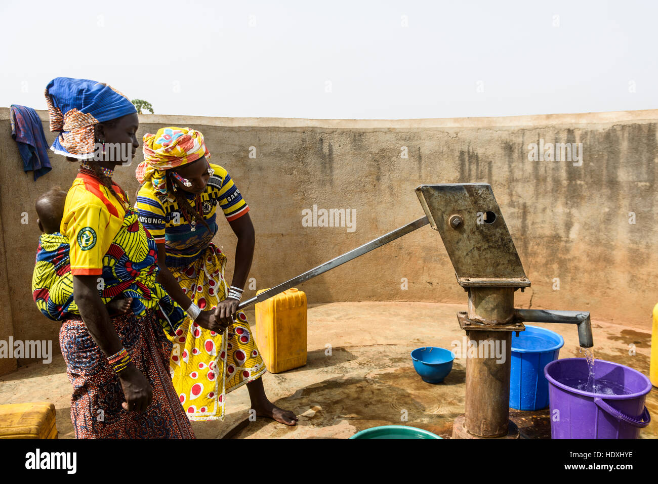 Frauen pumpen wasser -Fotos und -Bildmaterial in hoher Auflösung – Alamy