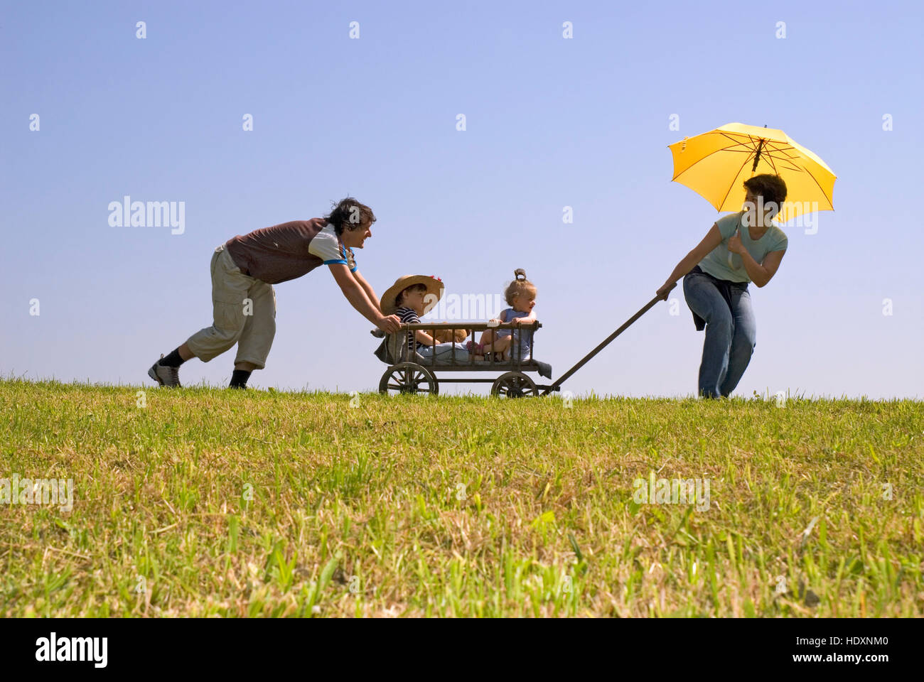 Junge Mit Handwagen Stockfotos und -bilder Kaufen - Alamy