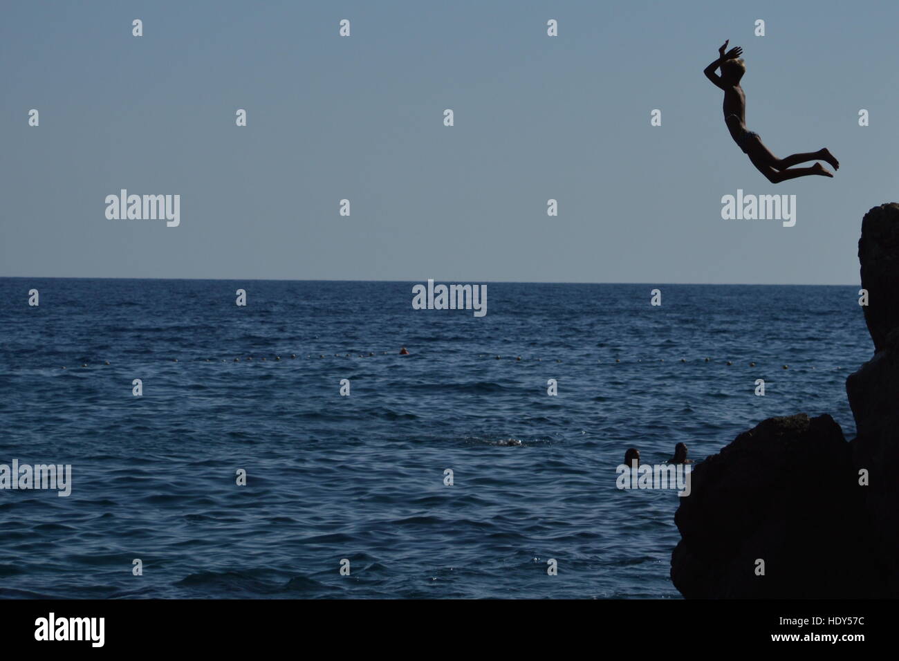 Junge ins meer springen -Fotos und -Bildmaterial in hoher Auflösung – Alamy