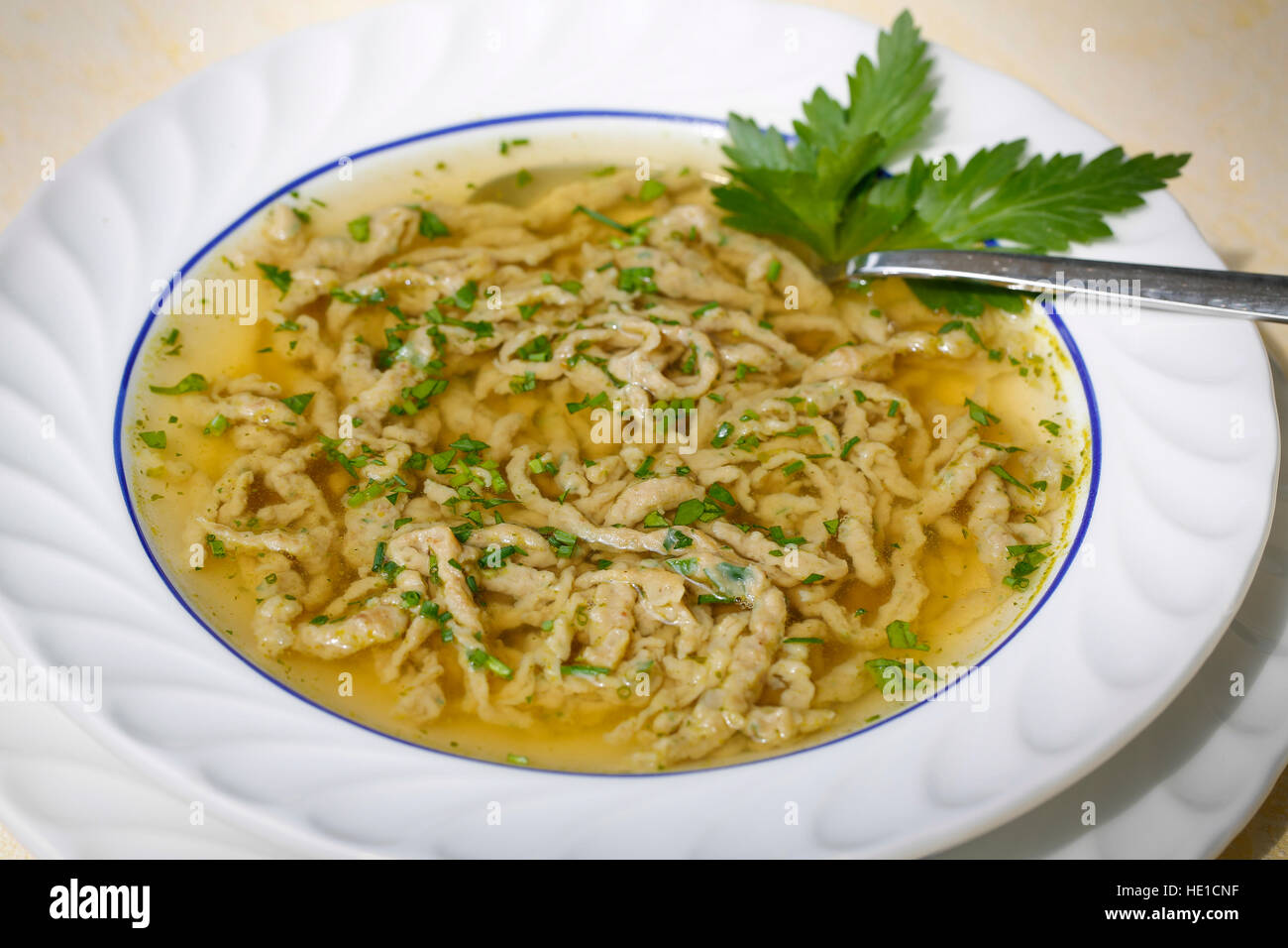 Leber-Spätzle, Suppe in Schüssel, südliche deutsche Spezialität ...