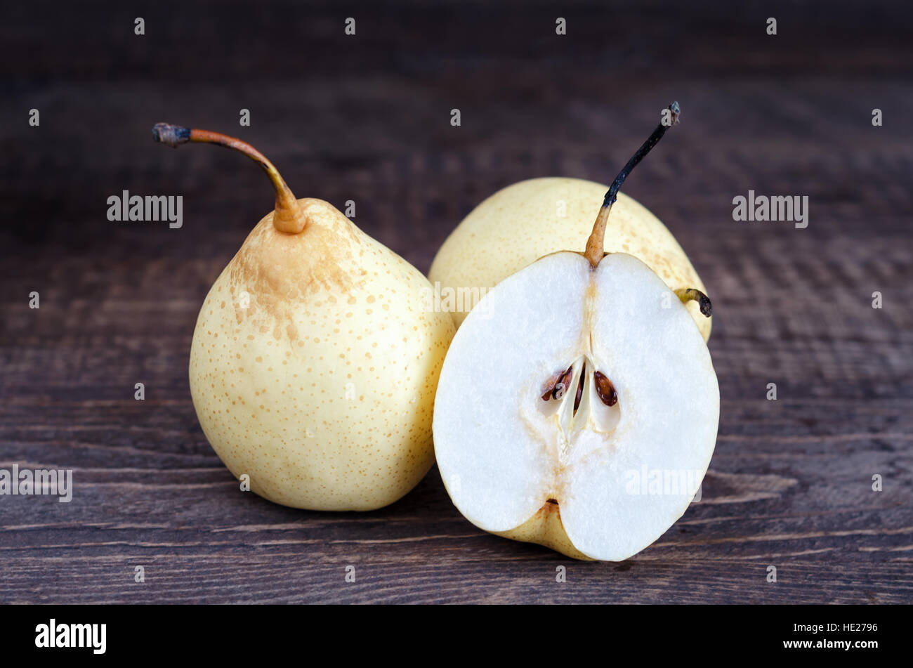 Eine halbe birne -Fotos und -Bildmaterial in hoher Auflösung – Alamy