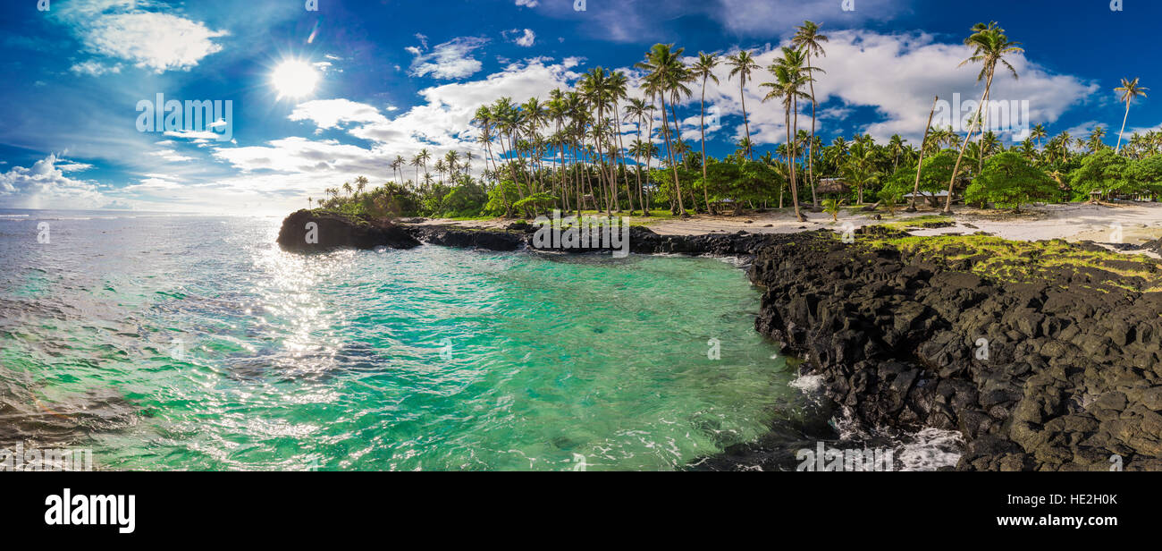 Tropischen Vulkanstrand mit Reflektion der Sonne auf Samoa-Insel mit ...