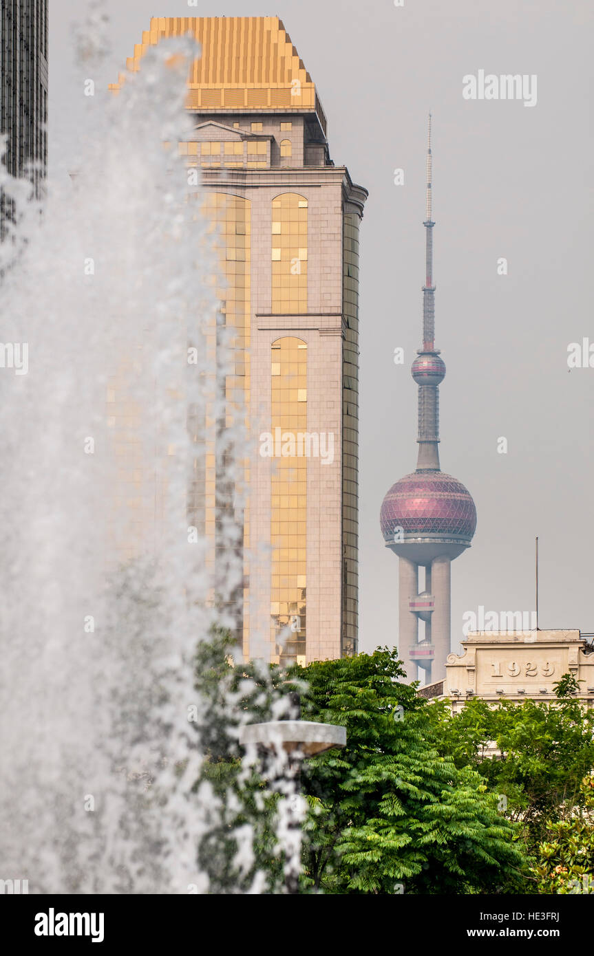 Peoples Square Park Brunnen mit Pearl Tower und Stadt Skyline von ...