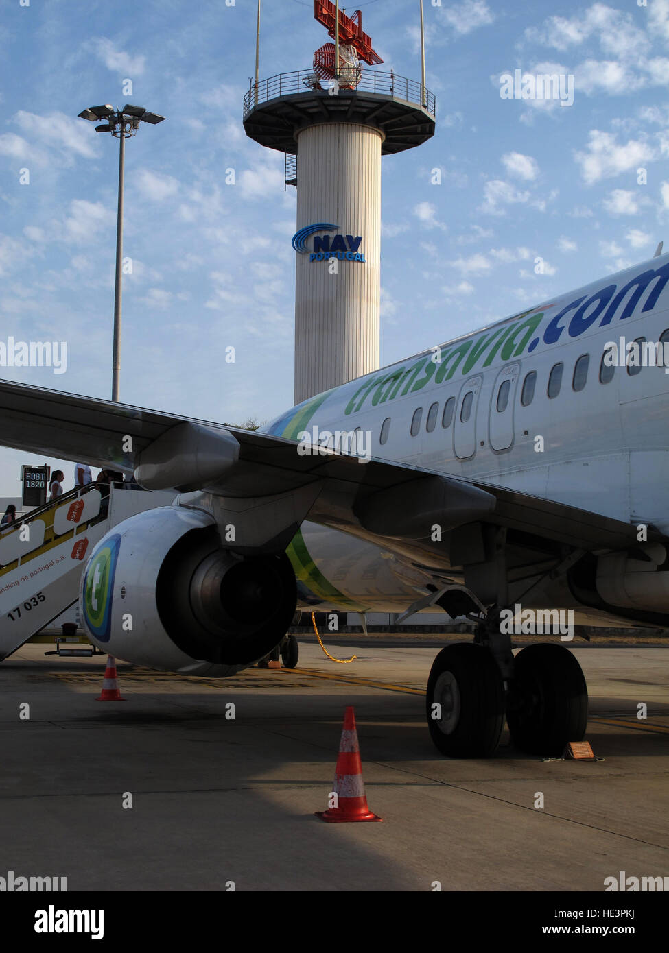 Motor der Boing 737-800 Transavia, Radar-Turm von Humberto Delgado ...