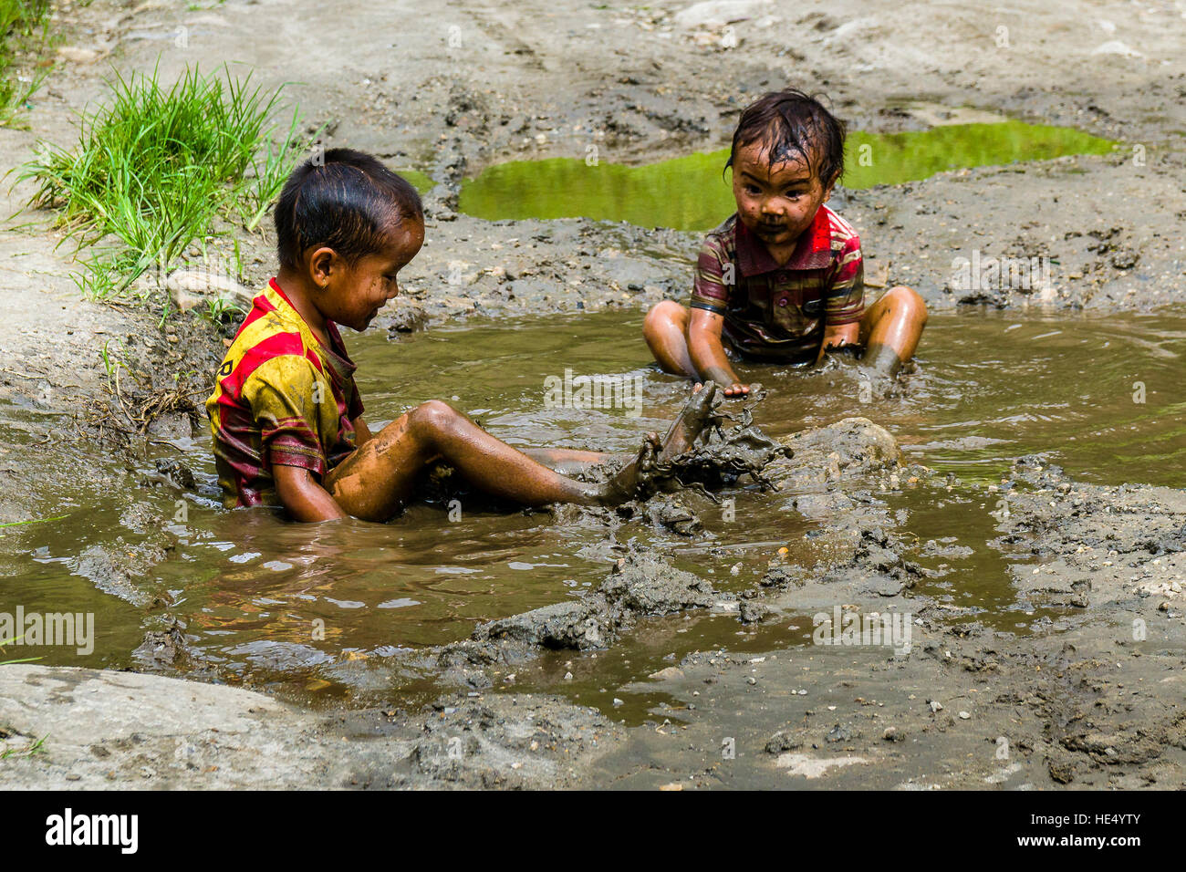 Im schlamm spielen -Fotos und -Bildmaterial in hoher Auflösung – Alamy