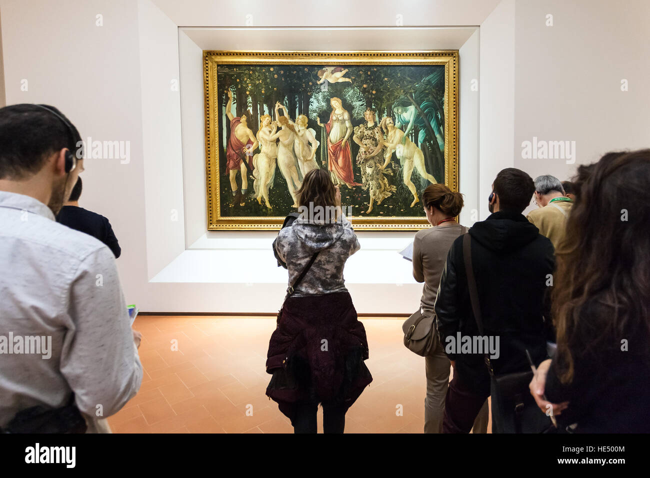 Florenz, Italien - 5. November 2016: Menschen im Botticelli Raum der Galerie der Uffizien. Die ...