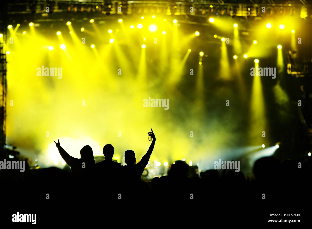 Viele Menschen Jubel Stockfotos und -bilder Kaufen - Alamy