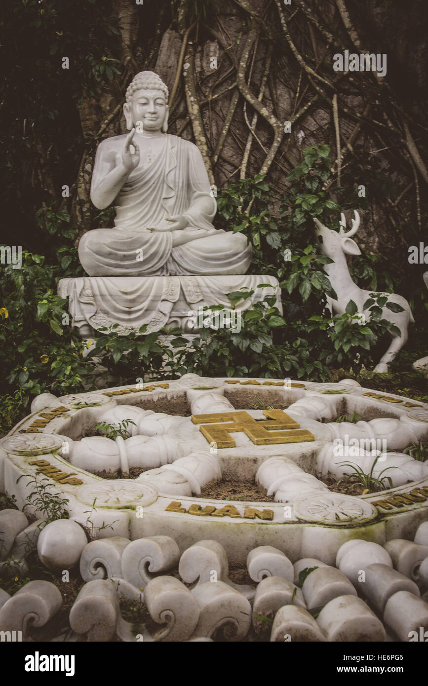 Buddha Marmor statue vor Hakenkreuz und dharmacakra, Marmor Berge in ...