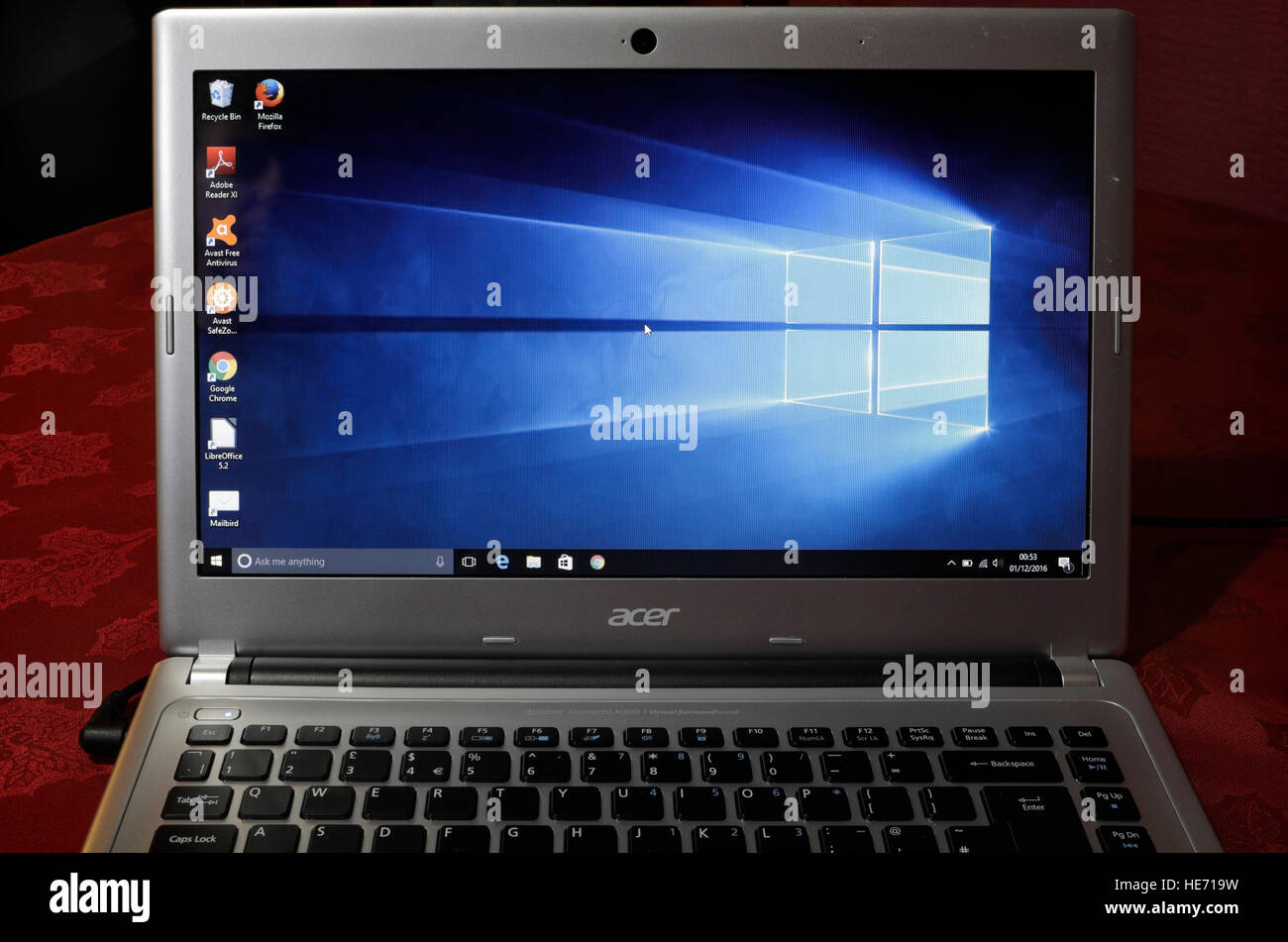 Fenster laptop -Fotos und -Bildmaterial in hoher Auflösung – Alamy