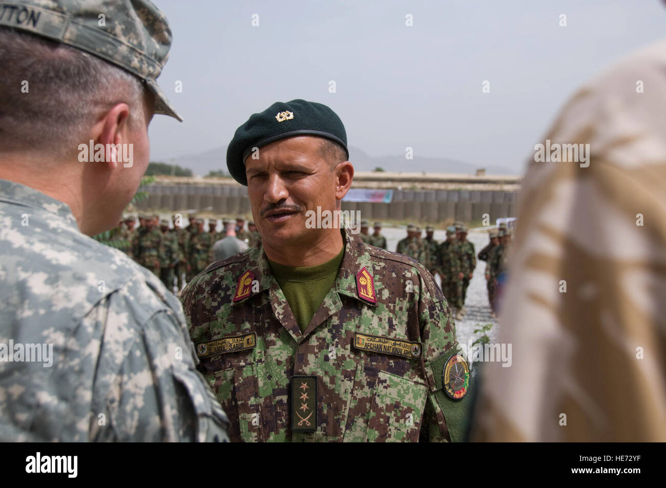 100801-F-1020B-002. Kabul - afghanische nationale Armee Oberst Abdul ...
