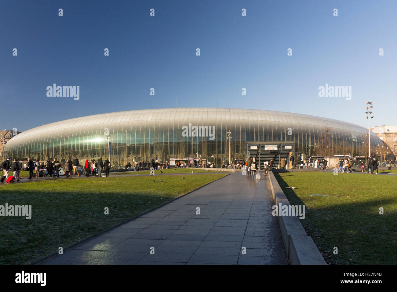 Die modernisierte Glasfassade des Bahnhofs Straßburg, die die ...