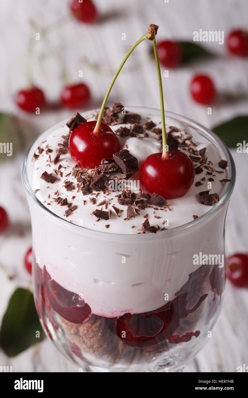 Schwarzwälder Kirsch-Dessert im Glas auf den Tisch-Makro. vertikale ...