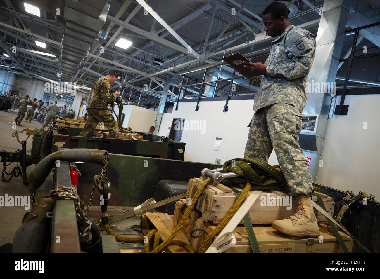 U s army staff sgt derrick -Fotos und -Bildmaterial in hoher Auflösung ...