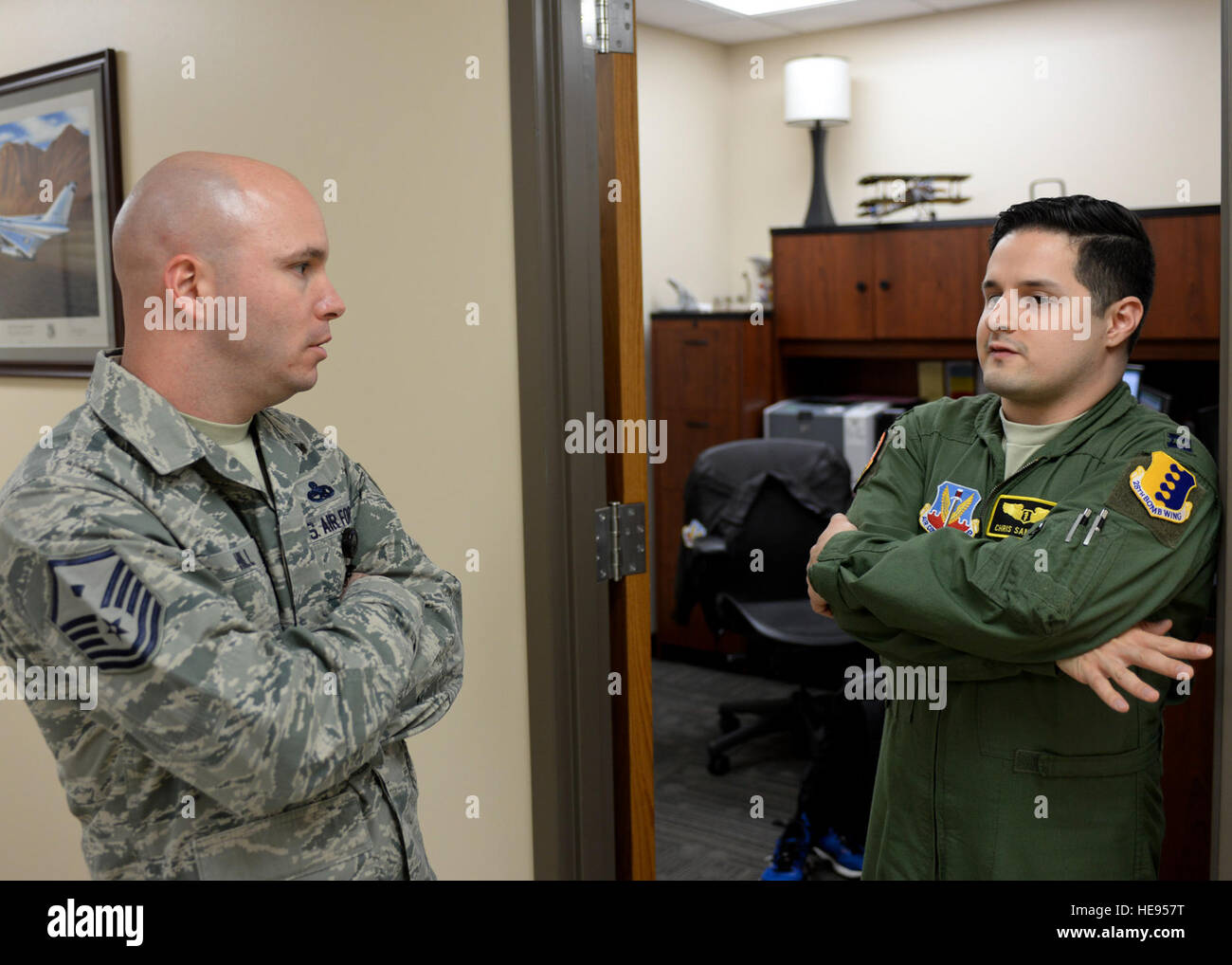 Master Sergeant Patrick Hill, 28. Medical Group First Sergeant, besucht ...