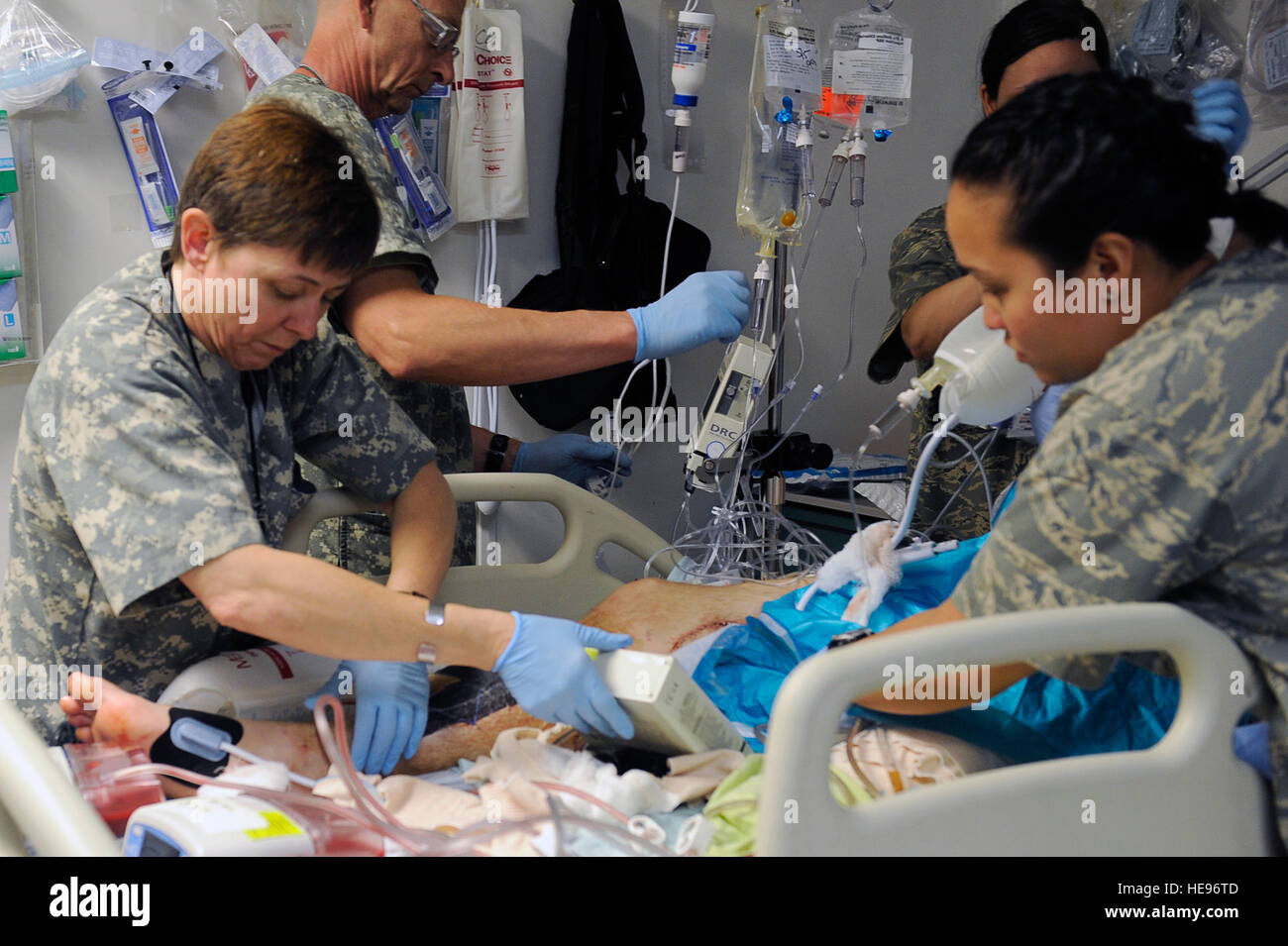 US Air Force Krankenschwestern und medizinische Techniker aus dem 455 ...