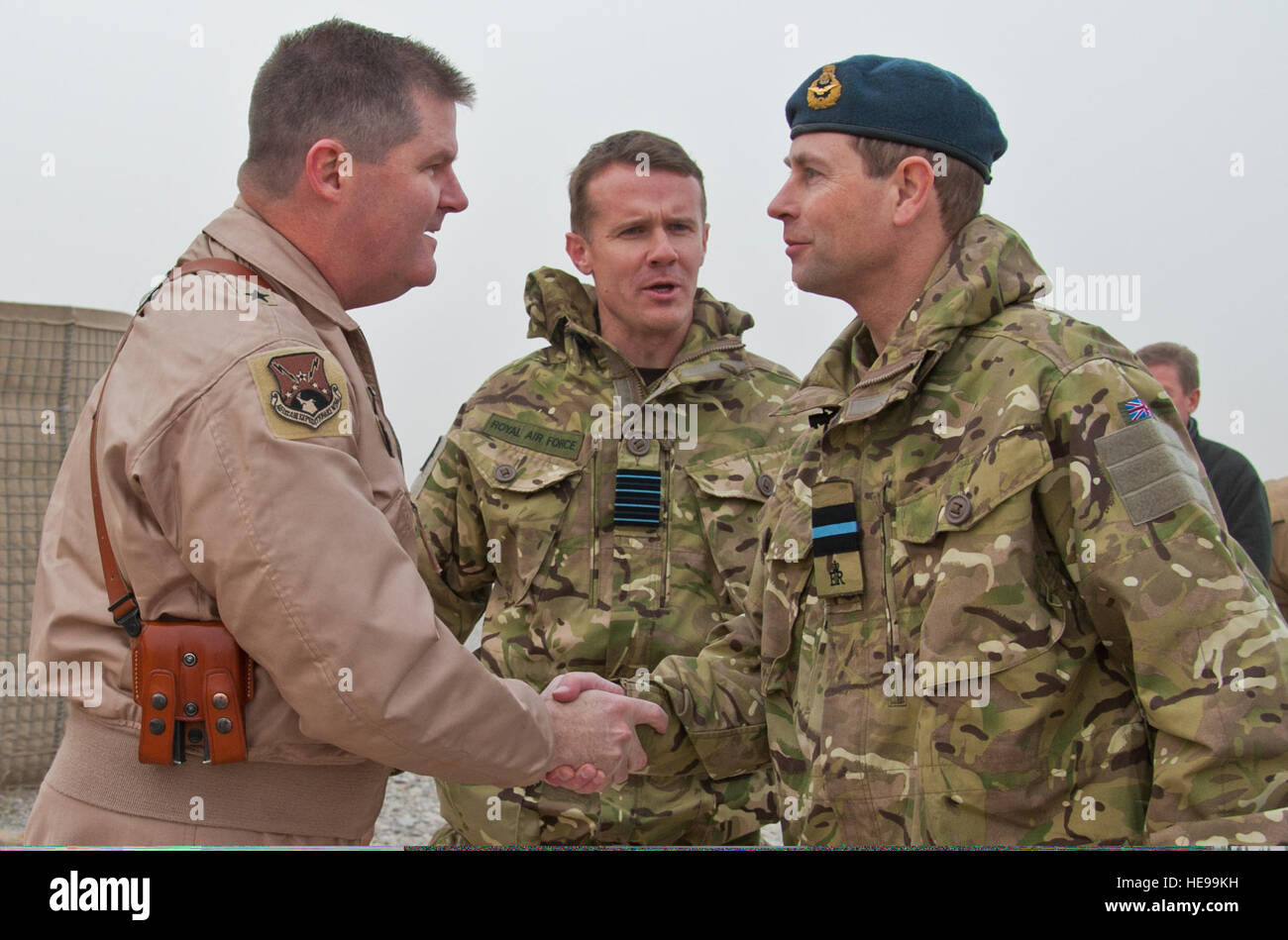 Großbritanniens Prinz Edward, Recht, schüttelt Hände mit US Air Force ...