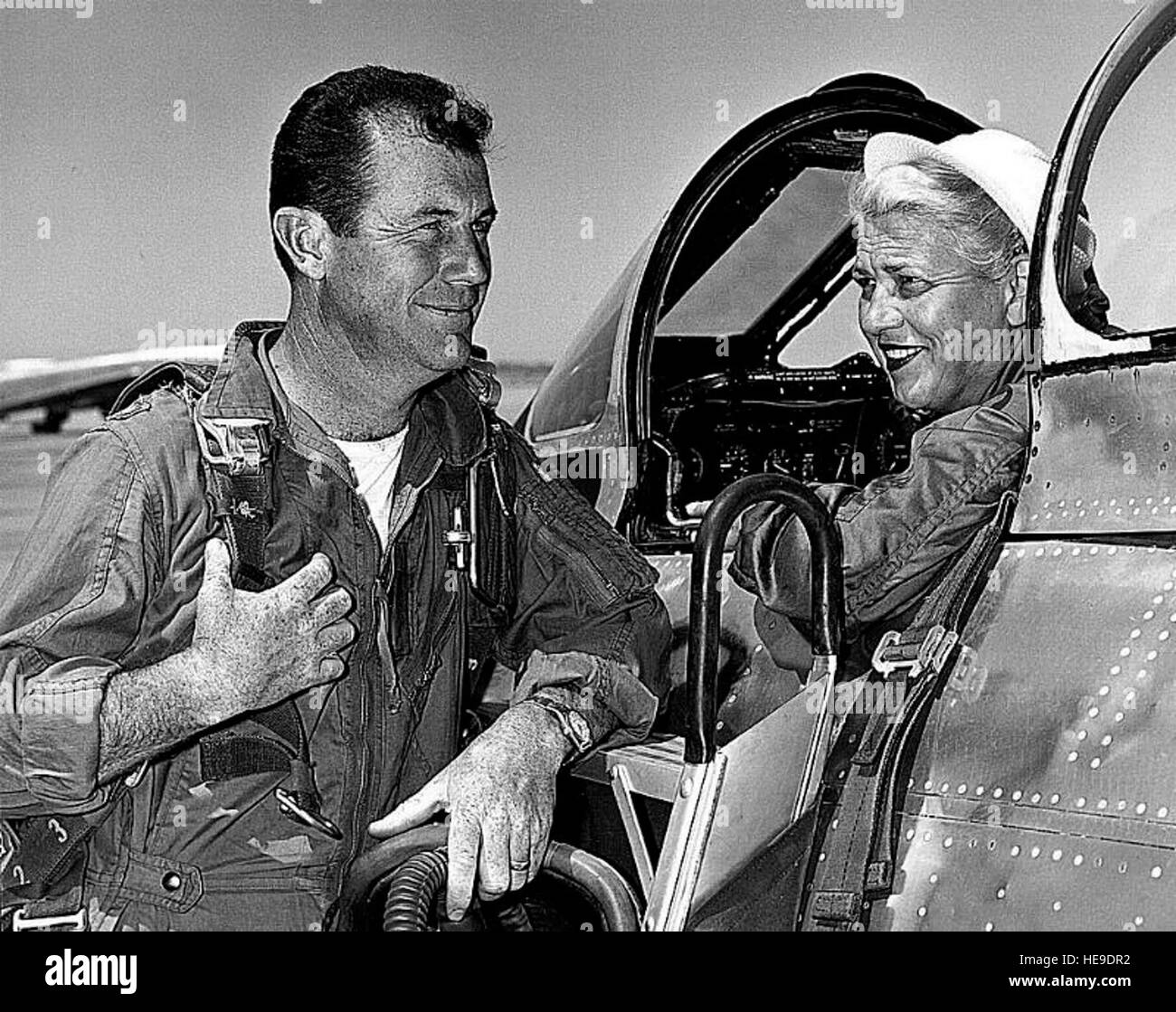 Jackie Cochran im Cockpit die Canadair f-86 mit Chuck Yeager. (Foto mit ... Jackie Cochran im Cockpit die Canadair f-86 mit Chuck Yeager. (Foto mit ...