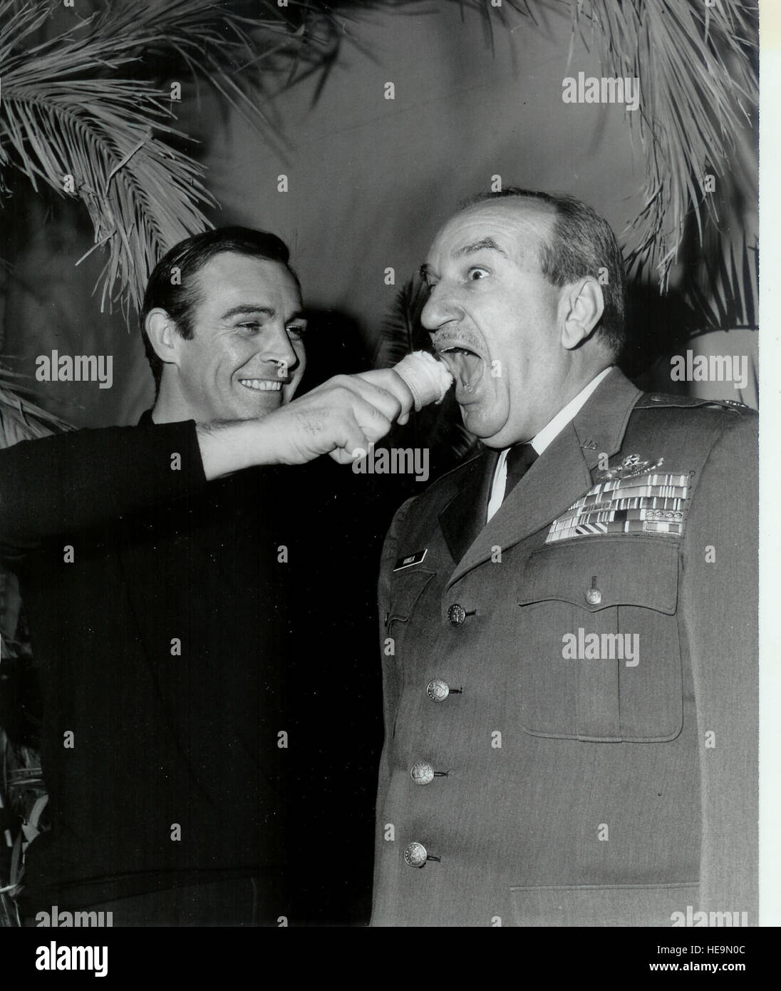 Sean Connery vortäuscht schob ein Vanille Eis in pensionierter ...