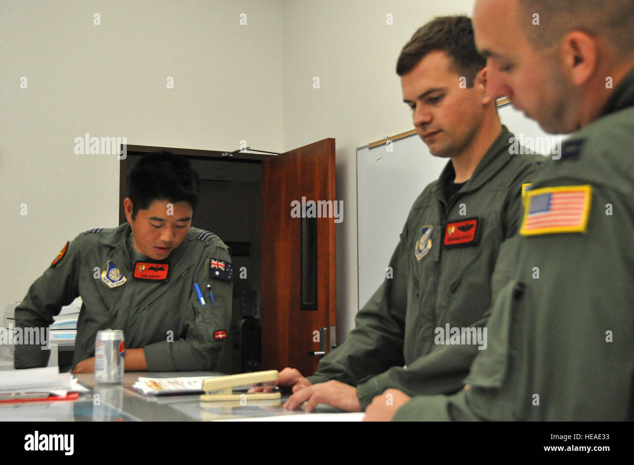 HICKAM AFB - Hickam AFB, Hawaii c-17 Globemaster III-Crew-Mitglieder ...