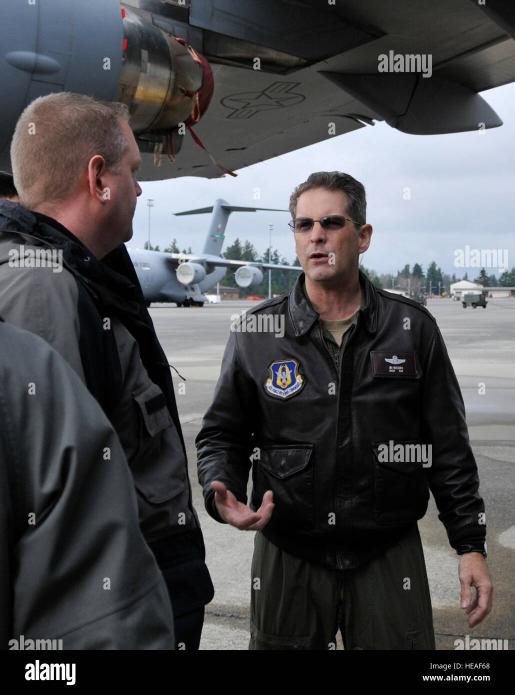 Chief Master Sgt. Jim Masura (rechts) 97. Airlift Squadron bietet ein ...