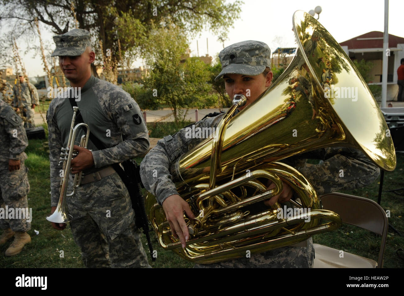 US Armee Sgt. Joshua Dahl (links) von Appleton, Wisconsin, USA, und Spc ...